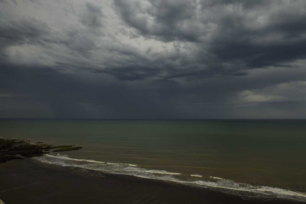 Salió a seguir la tormenta en el Camino de la Costa para hacer fotos y ...