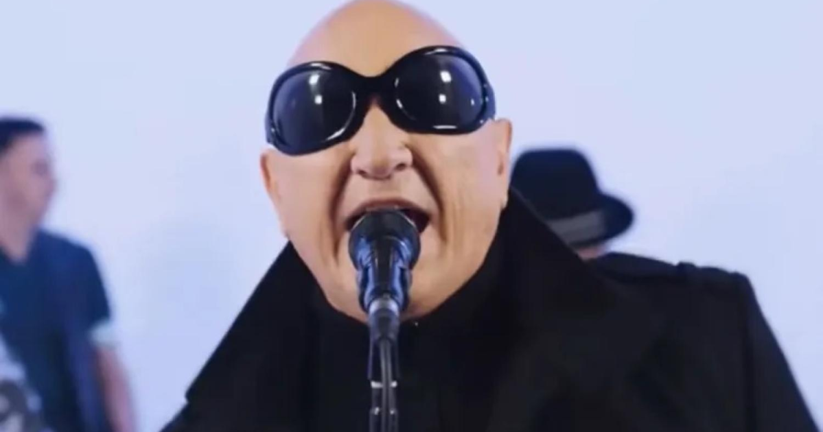 La emoción del líder de la Mosca tras cantar el «Muchachos» para la ...