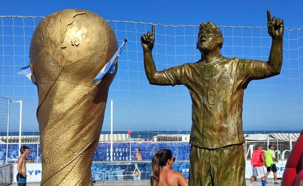 Inauguraron la primera estatua de Messi como campeón del mundo en Mar ...