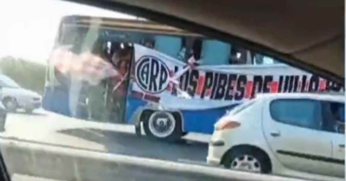 Murió un hincha de River tras caer de un micro: fue arrollado por otro ... Murió un hincha de River tras caer de un micro: fue arrollado por otro ...