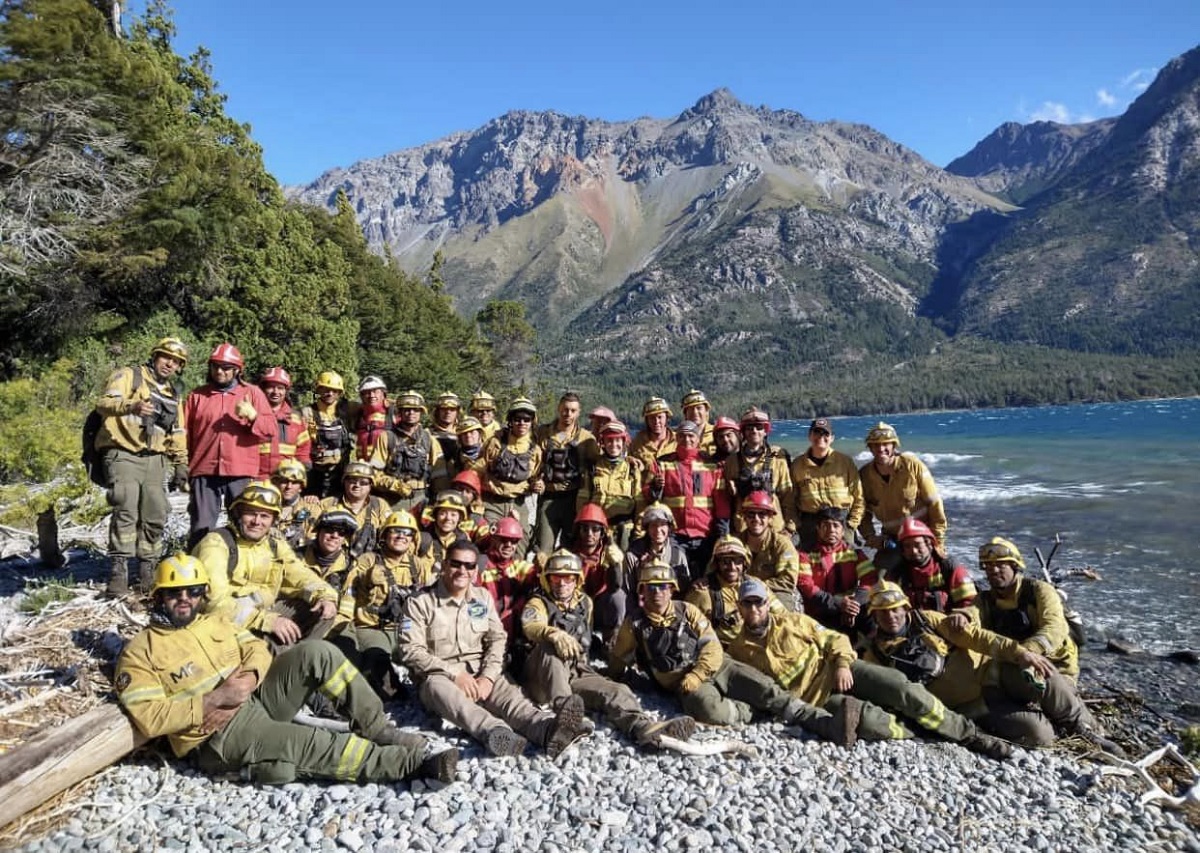 Controlan el incendio en el lago Cholila tras ocho días de lucha ...