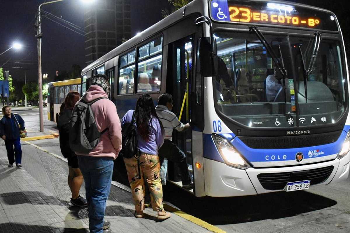 Las primeras horas los nuevos colectivos urbanos de Neuquén en 10 fotos - Diario Río Negro