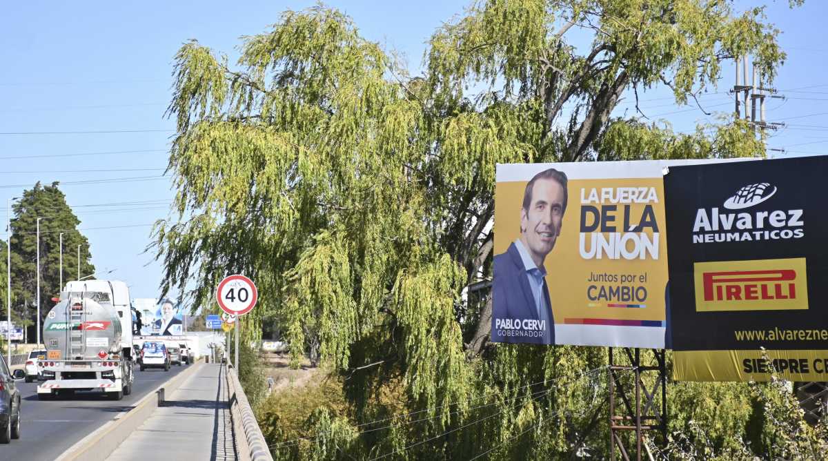 La cartelería publicitaria de Cipolletti crece sobre la Ruta 22 y no ...
