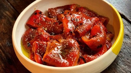 Morrones asados y berenjenas en escabeche - Diario Río Negro