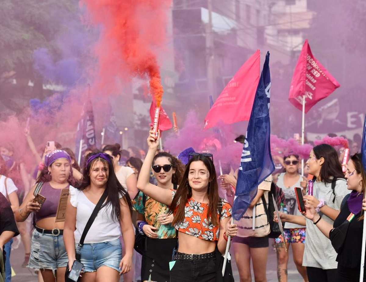 Masiva marcha por el 8M en Neuquén, el recorrido en imágenes - Diario ...