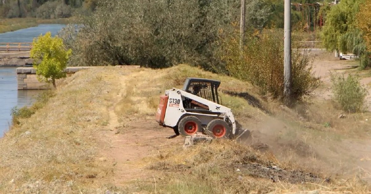 Cinco Saltos ya prepara el terreno para el nuevo paseo costero - Diario ...