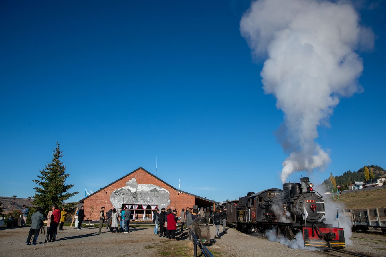 Así se creó la increíble obra de arte en la estación de La Trochita de ...