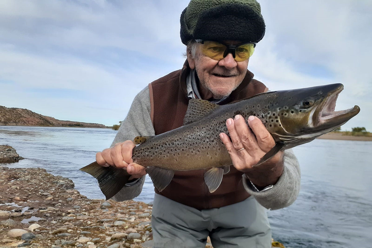 A los 83, acampa a orillas de un río en una joya de la Patagonia y ...