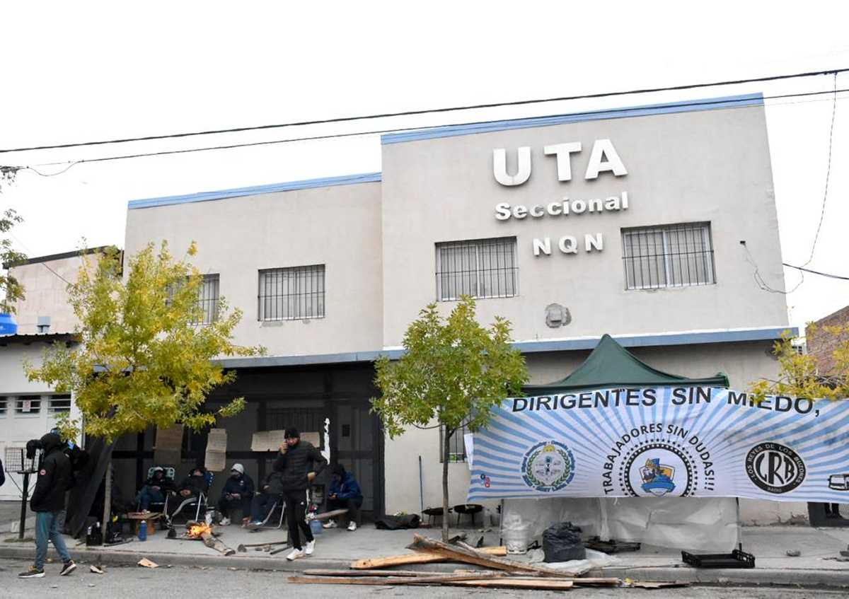 Atacaron a manifestantes en la sede de la UTA en Neuquén: el gremio se ...