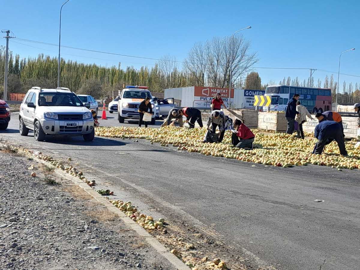 ¡Qué peligro! en el Tercer Puente, un camión perdió manzanas y se ...