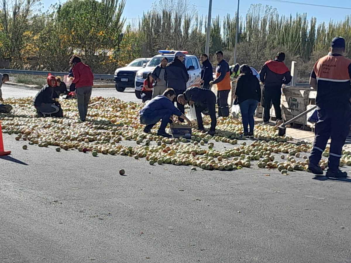 ¡Qué peligro! en el Tercer Puente, un camión perdió manzanas y se ...