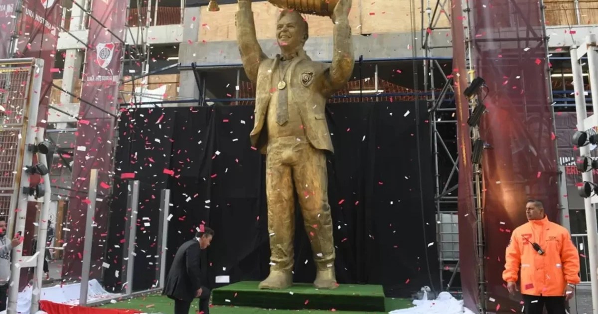 Estatua de Marcelo Gallardo: afirman que River corregirá el particular ...