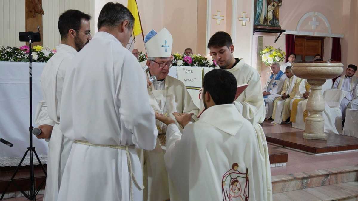 Alexis, el cura de 27 años que se consagró en Roca, después de 9 años ...