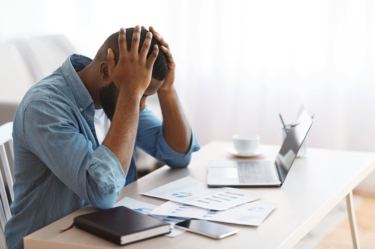 Cómo prevenir el Síndrome de Burnout: un trabajador quemado o fundido ...