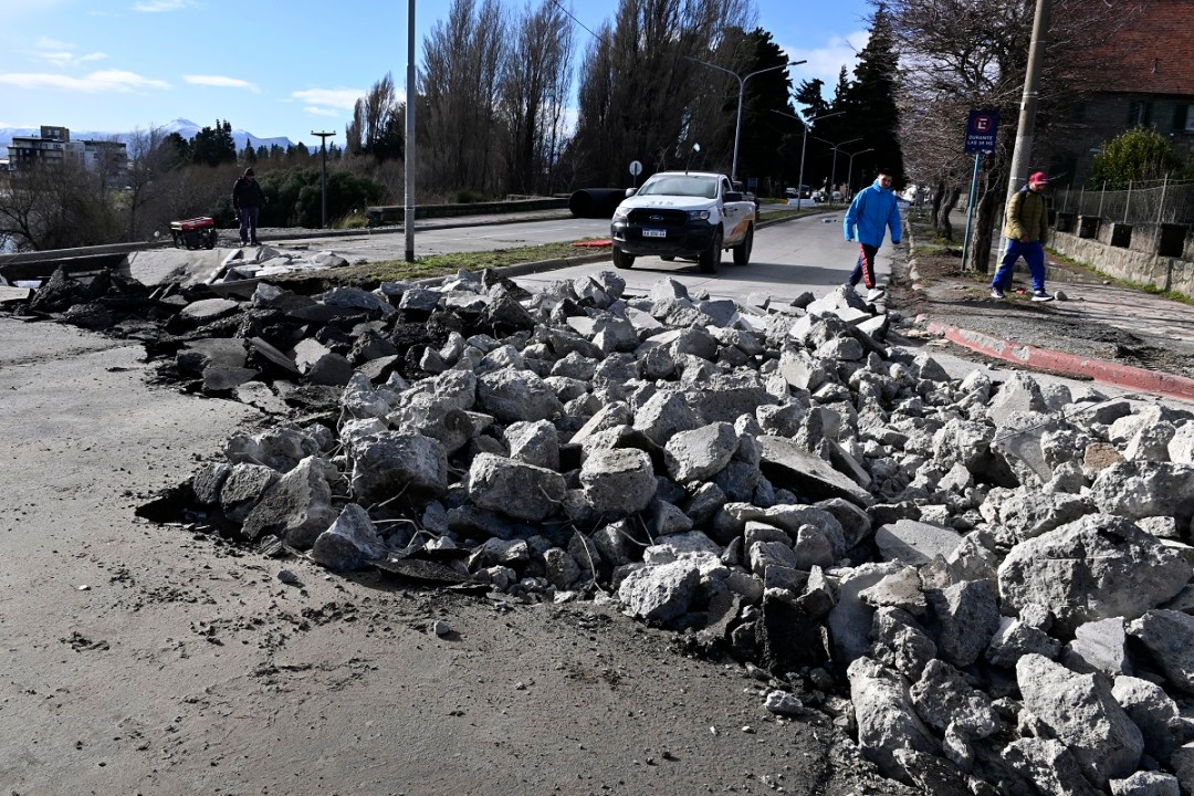 Tras el desmoronamiento, rompieron el asfalto para reparar la Costanera ...