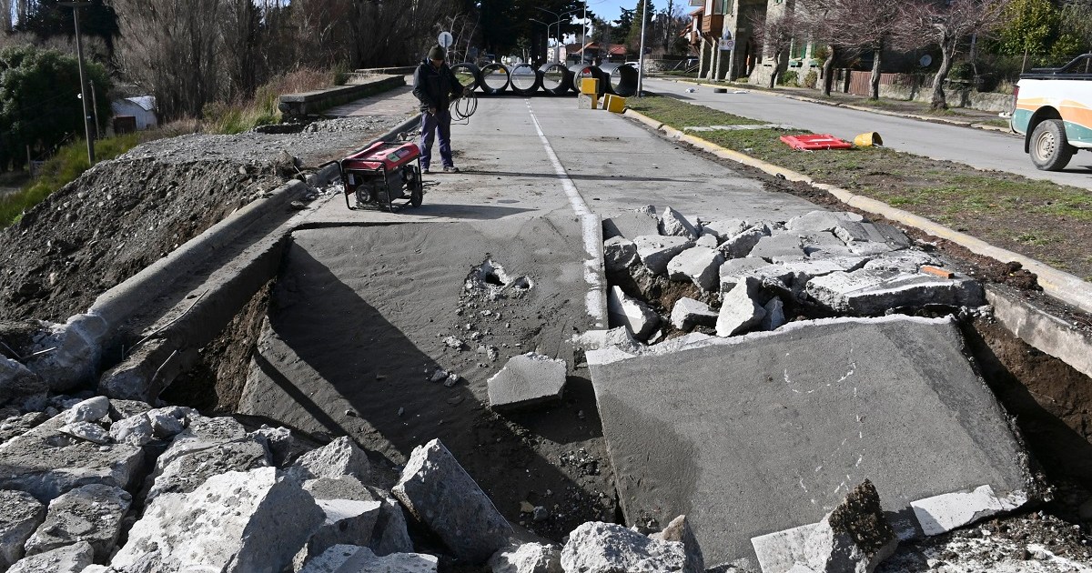 Tras el desmoronamiento, rompieron el asfalto para reparar la Costanera ...