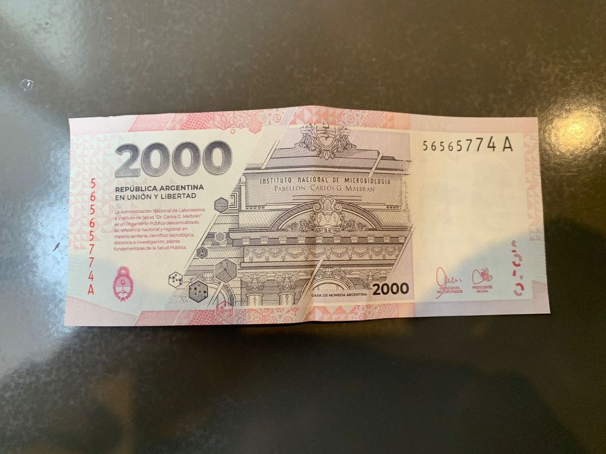 Llegaron los billetes de 2.000 pesos a Neuquén: cómo saber que no son ...