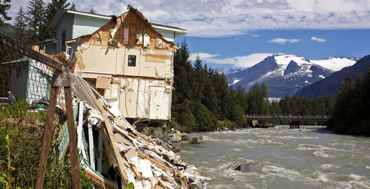 Impresionante derrumbe de dos estructuras en un río por la ruptura de ...