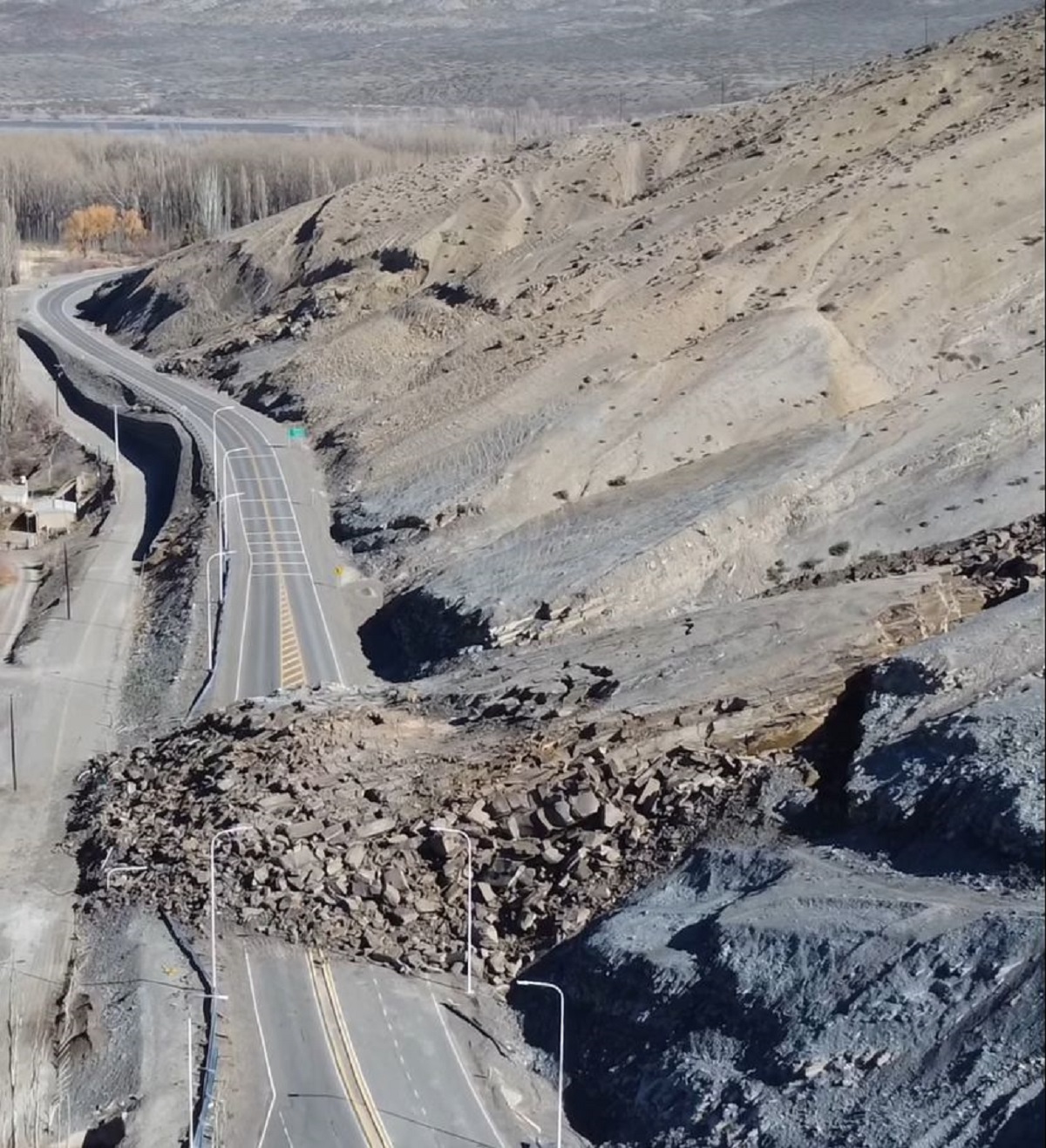 Desmoronamiento de un cerro en Chos Malal: cómo es la remoción del ...