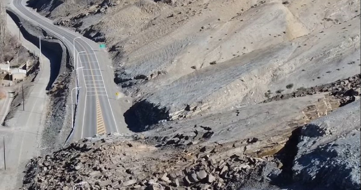 Desmoronamiento de un cerro en Chos Malal: cómo es la remoción del ...