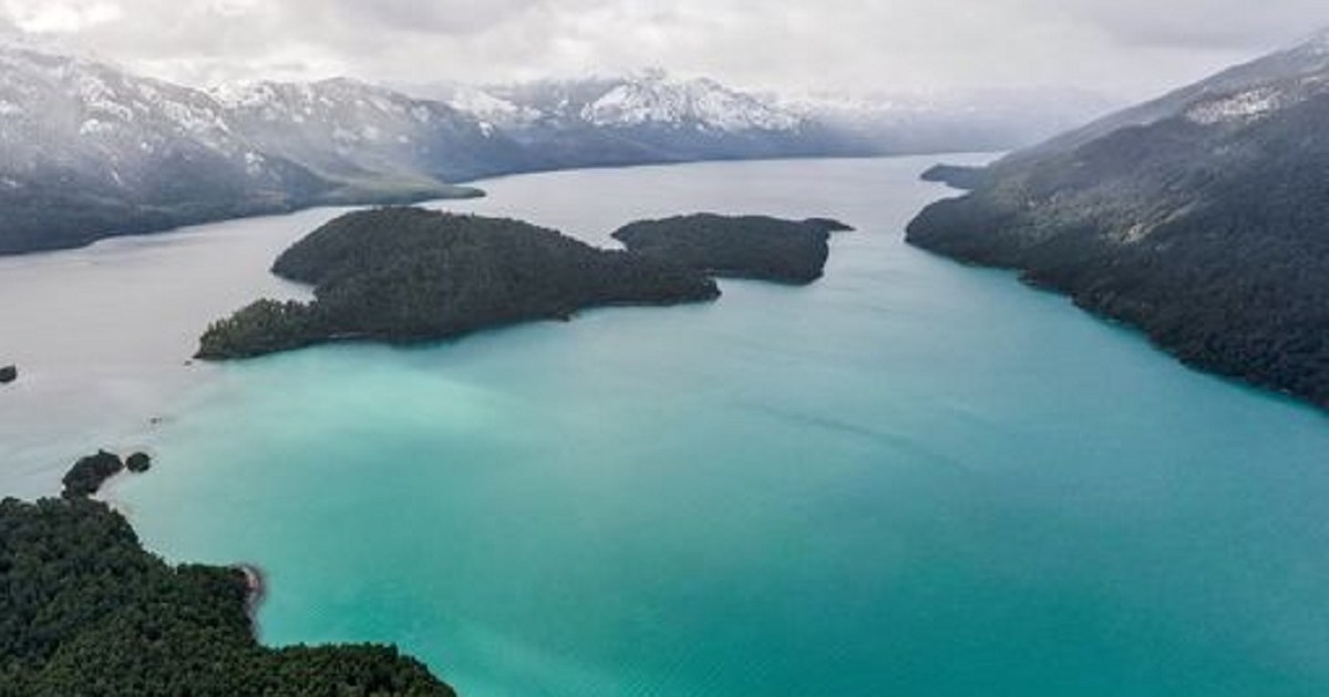 El lago hermoso de la Patagonia escondido en la cordillera y que se ...