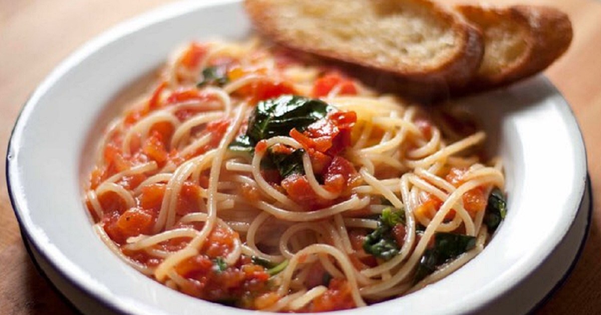 Spaghetti con salsa rápida de tomates frescos por Ximena Saenz - Diario ...
