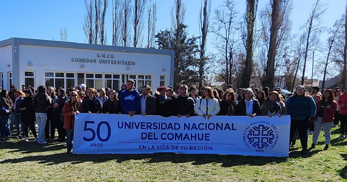 La Universidad del Comahue realizó un masivo «ruidazo» para defender la ...