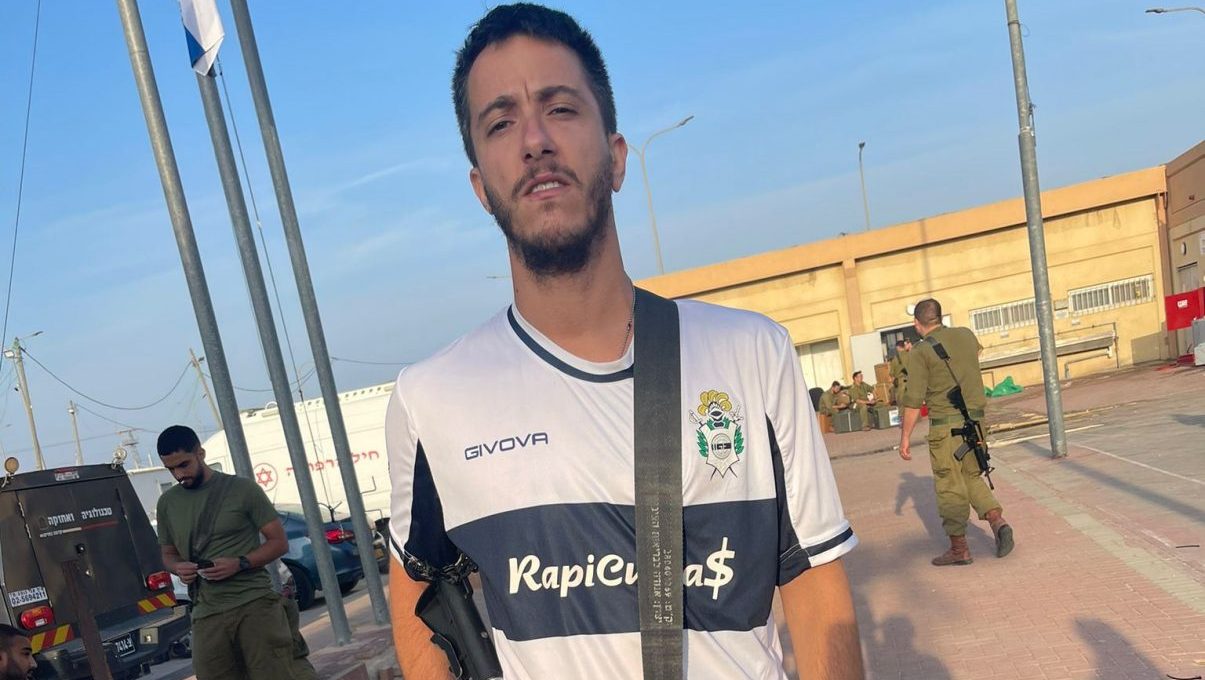 Con remera de Messi y Gimnasia, quién es el argentino que combate para ...