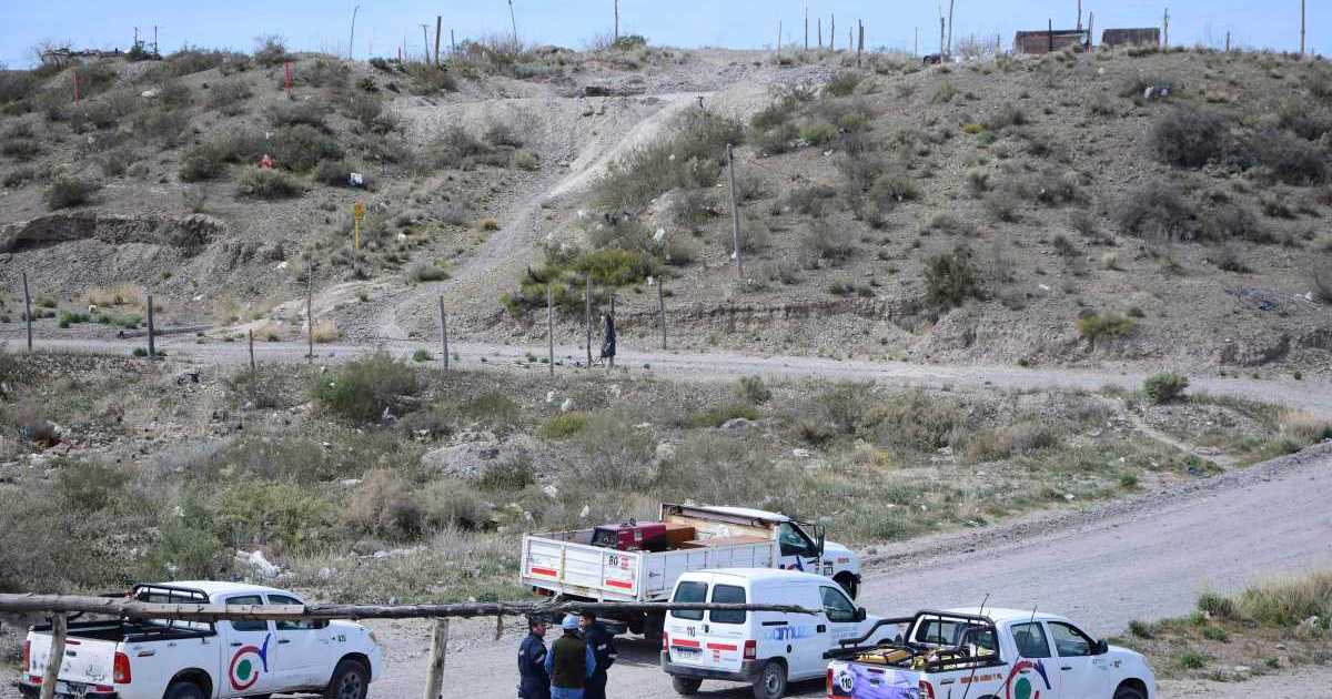 Video: Evacuan a vecinos de Roca luego de que una máquina vial rompiera ...