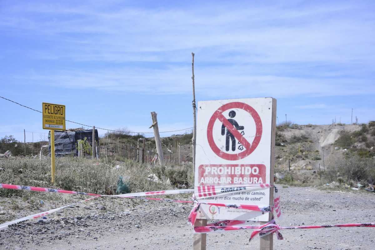 Video: Evacuan a vecinos de Roca luego de que una máquina vial rompiera ...