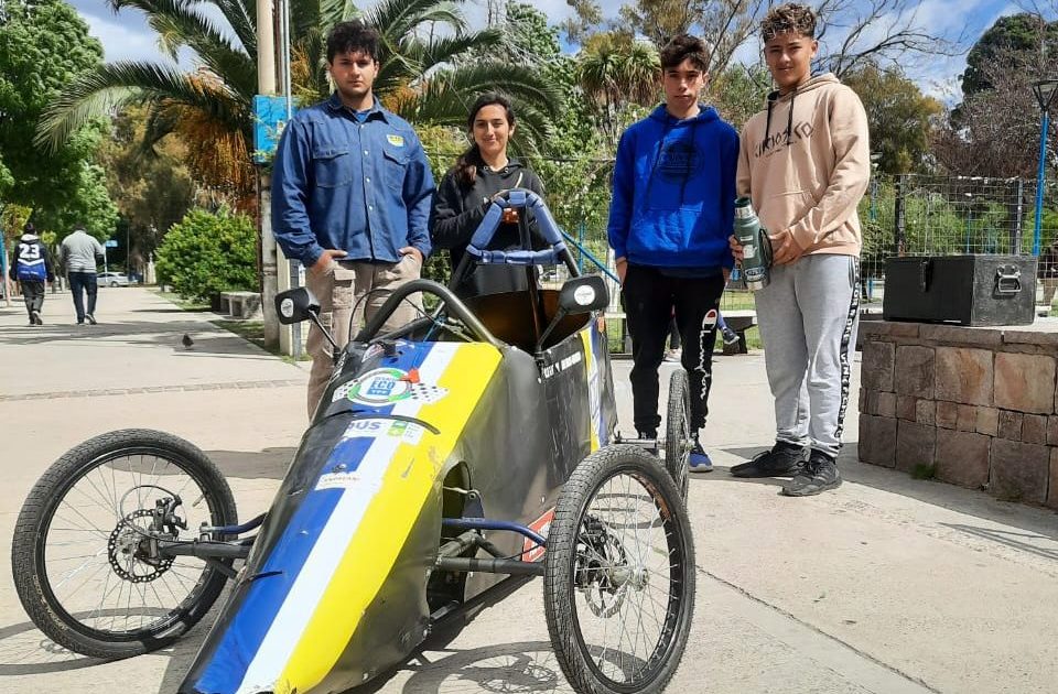 Roca students built an electric car to participate in the ECO-YPF ...