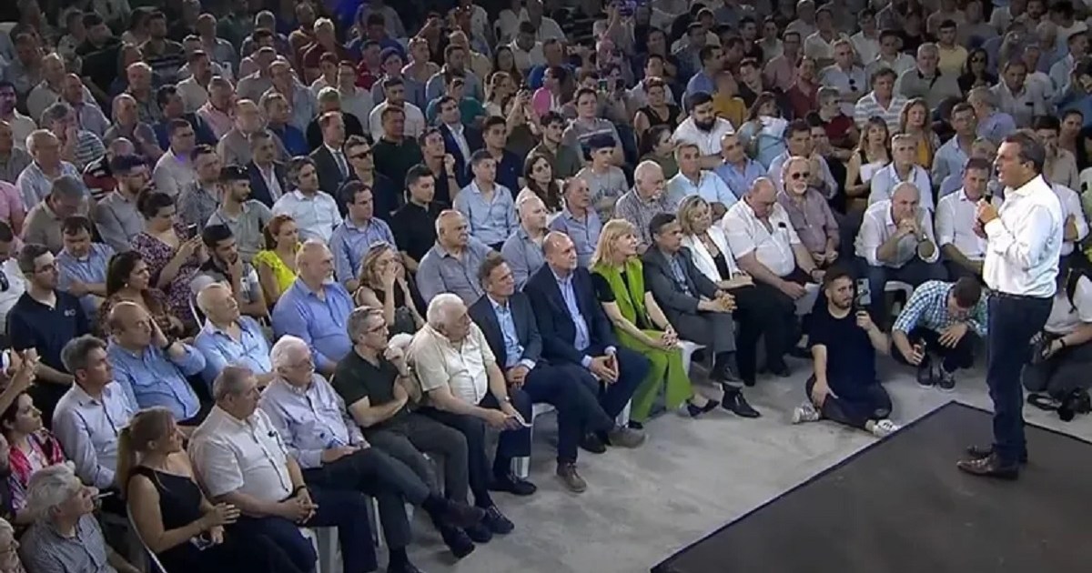 After searching for the neutral vote in Córdoba and Santa Fe, Massa ...