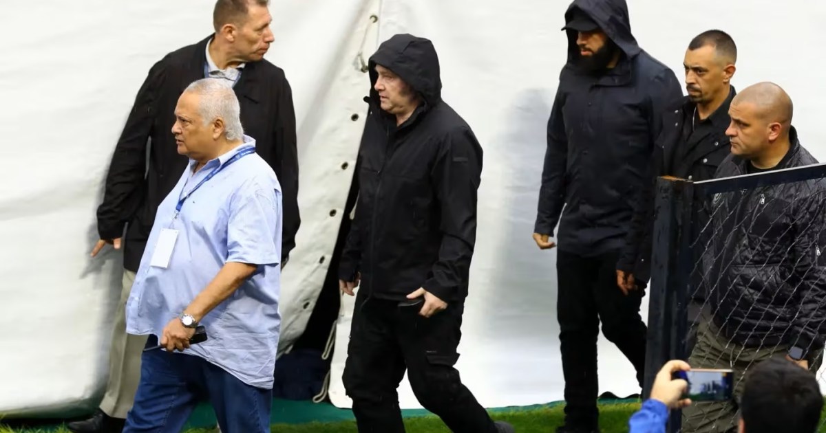 Quién es el misterioso hombre de gorra y barba que acompaña a Javier ...