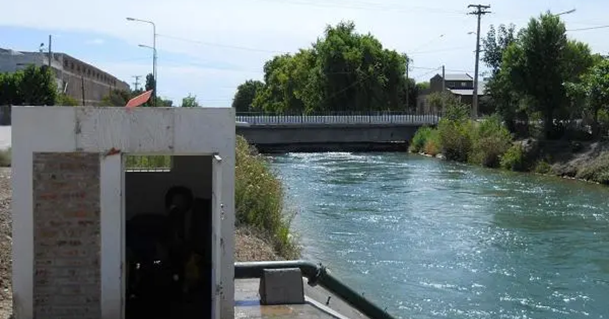 Una policía logró rescatar a una mujer que se había arrojado a un canal ...