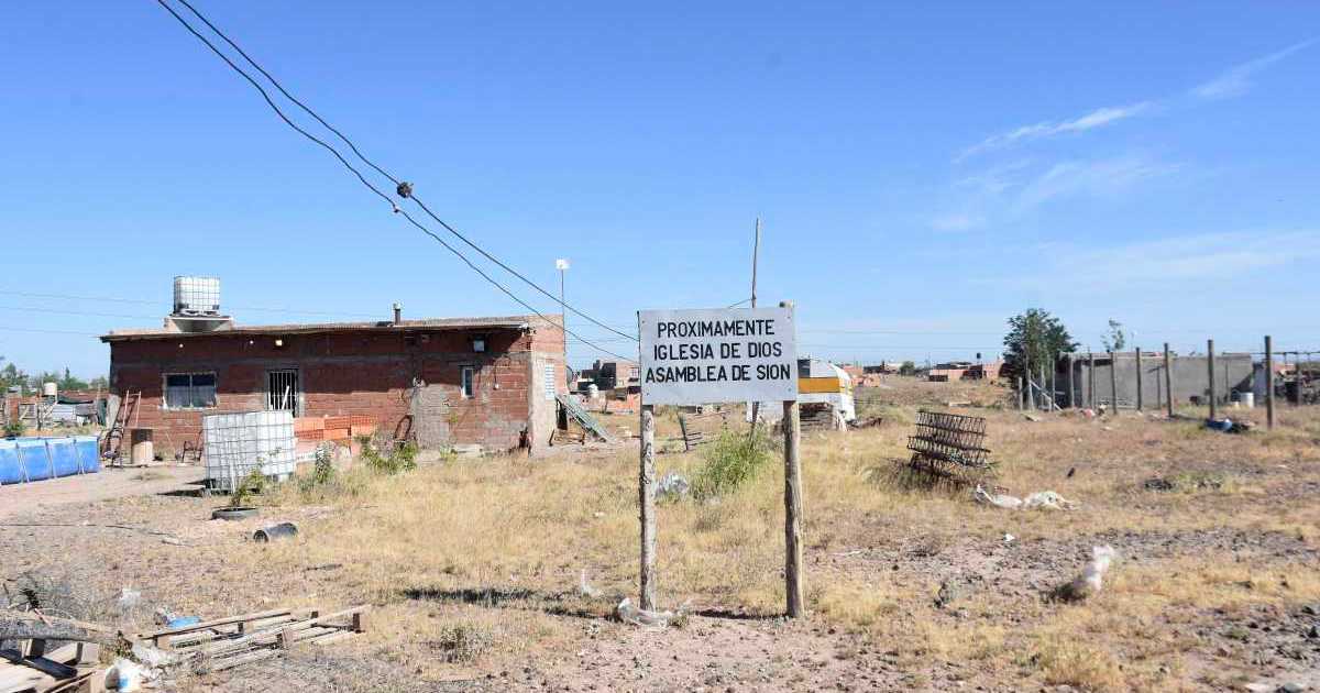En el barrio de Neuquén que depende del aguatero, se quemó una casilla ...