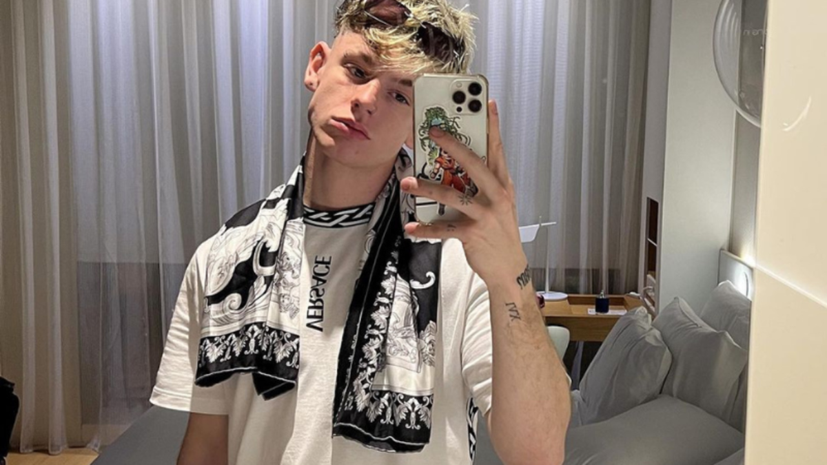 Un influencer generó repudio tras lanzar por el aire al gato de su ...