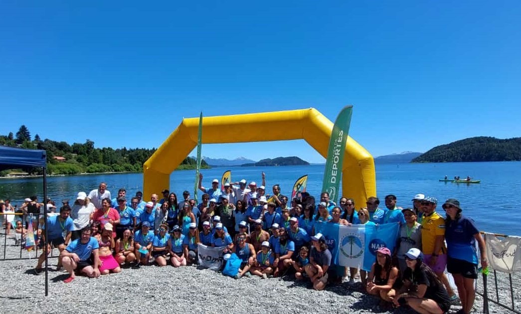 Nadaron hasta la Isla Huemul en el lago Nahuel Huapi - Diario Río Negro