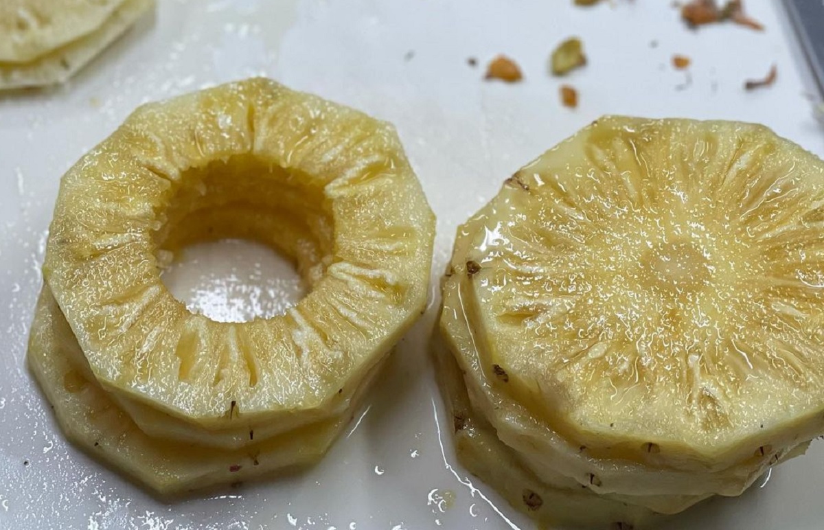 Ananá en almíbar perfumado con jengibre, lima y sake para paladares ...