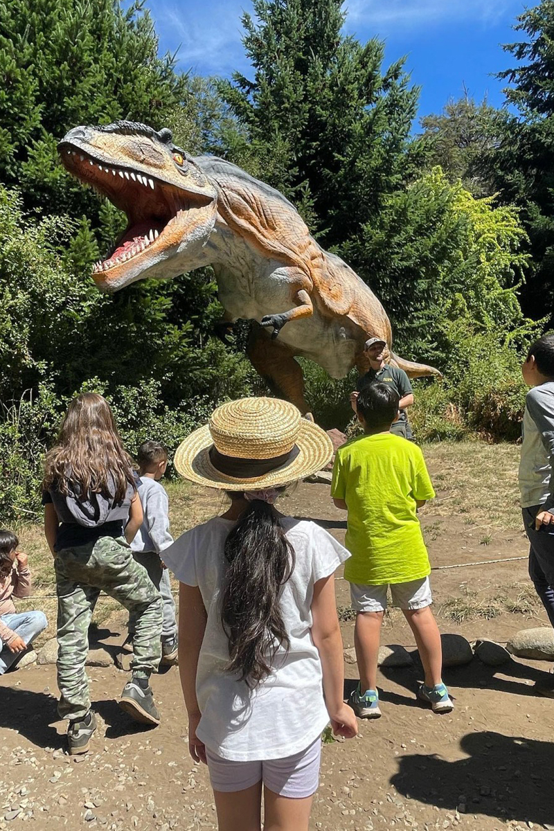 Bariloche con niños: un mundo de dinosaurios en medio del bosque, el ...