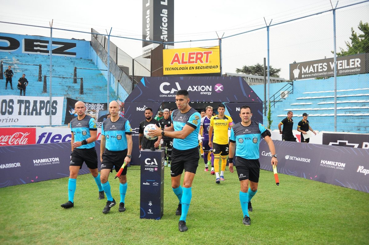Riestra avanzó en la Copa Argentina gracias a un penal inexistente ante ...