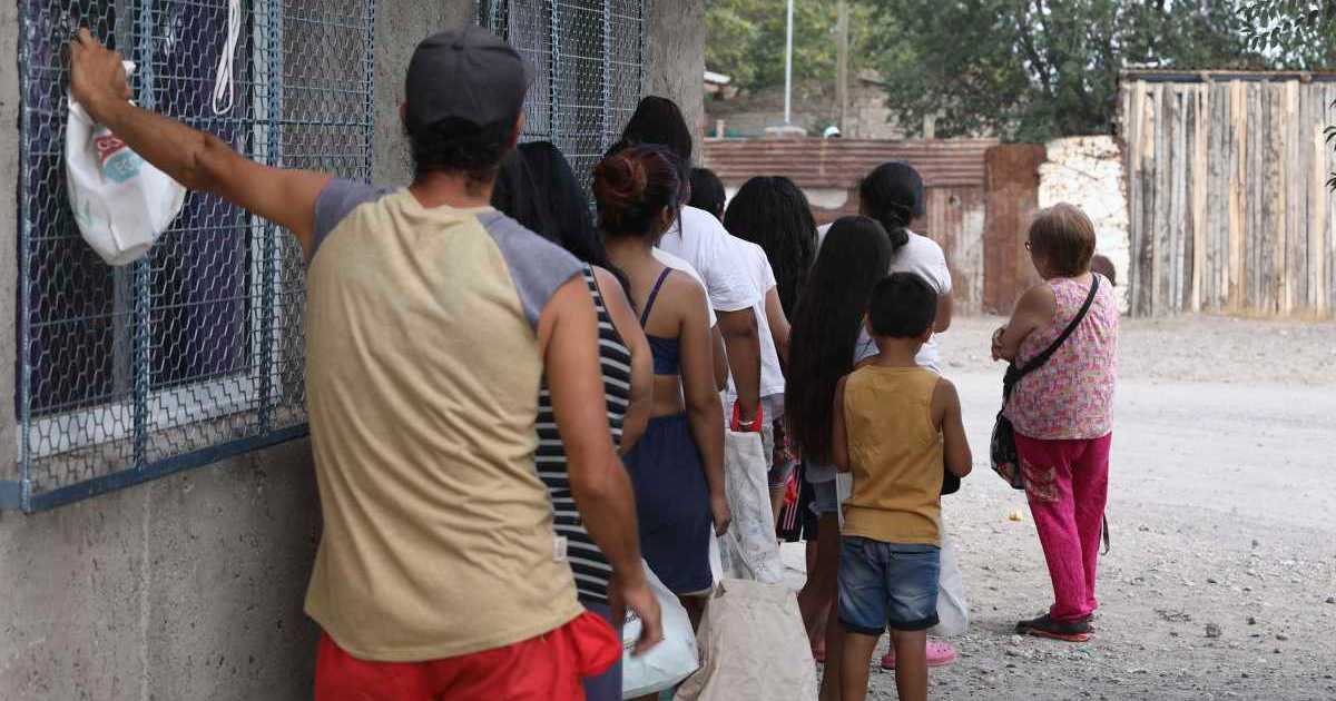 Ollas vacías y filas de «hambre» en Río Negro: comedores sin alimentos ...