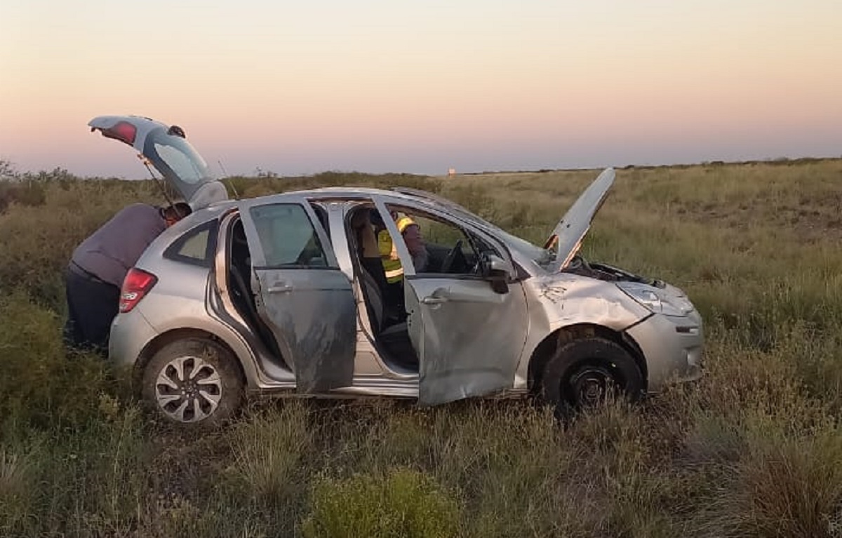 Viajaban a Plottier y volcaron sobre la Ruta 22, cerca de Choele Choel ...