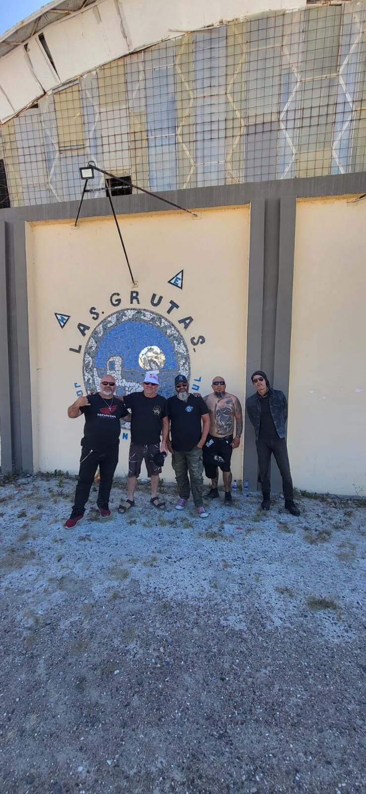 Video | Chizzo, de La Renga, visitó Las Grutas: comió un corderito, fue ...