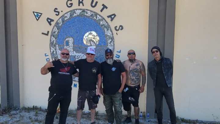 Video | Chizzo, de La Renga, visitó Las Grutas: comió un corderito, fue ...