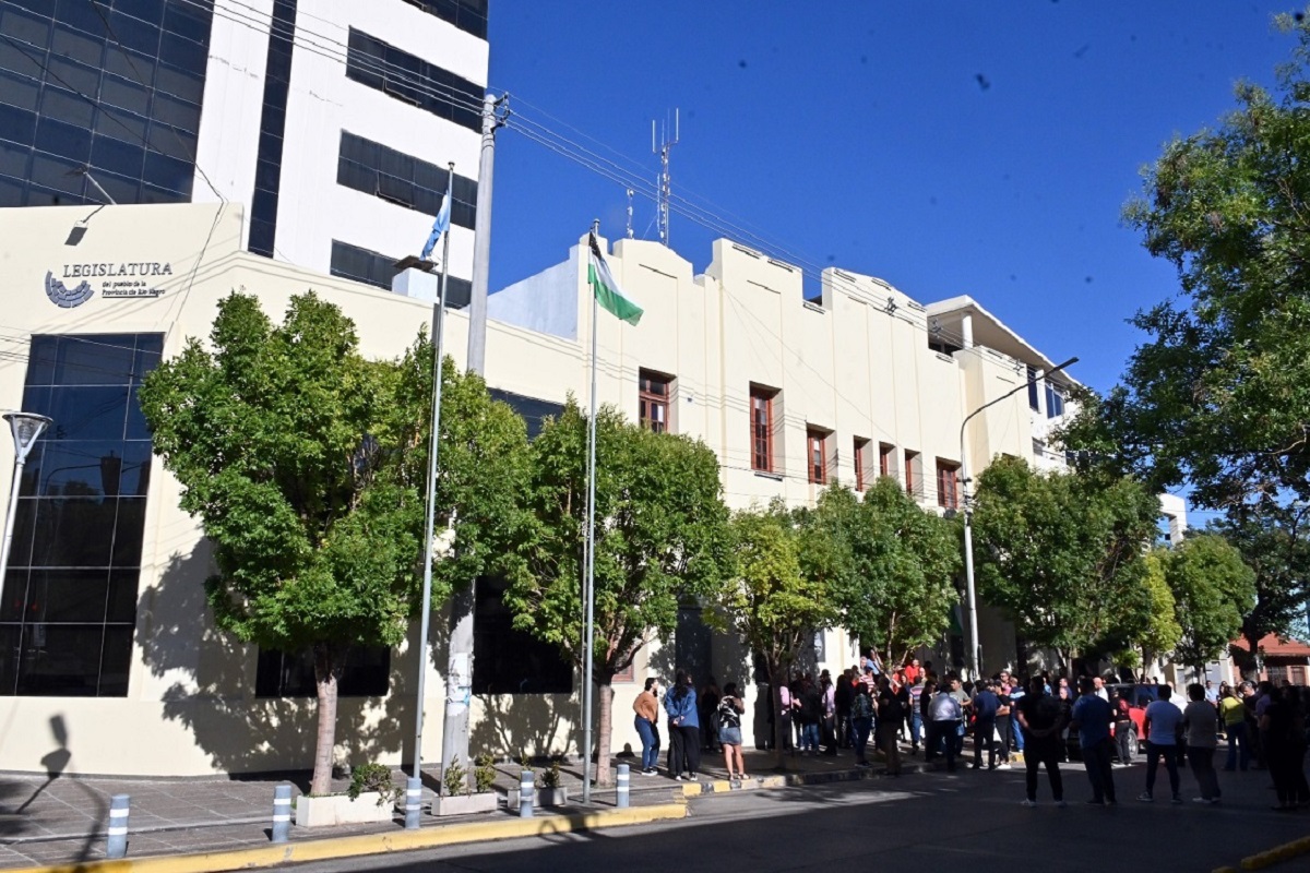 A Pesatti le tienen la Legislatura revolucionada: legislativos cortaron ...