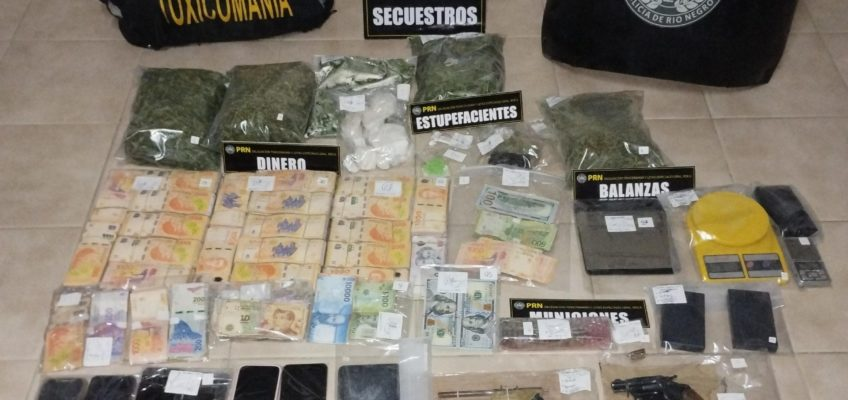 Drogas, dinero y armas: 12 personas fueron detenidas tras un gran allanamiento, en Roca - Diario ...