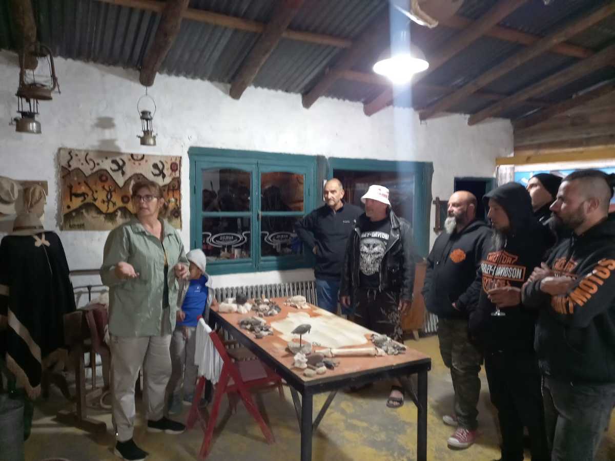 Video | Chizzo, de La Renga, visitó Las Grutas: comió un corderito, fue ...