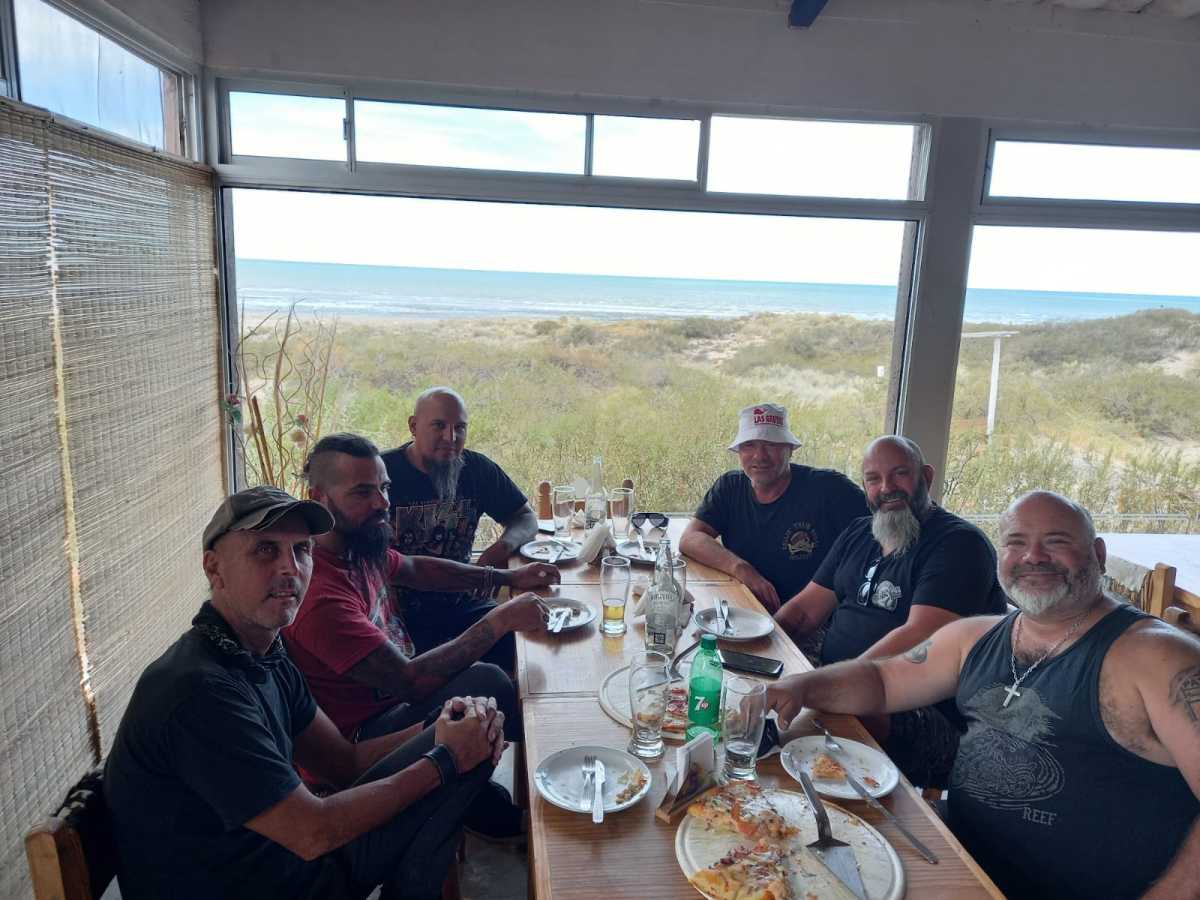 Video | Chizzo, de La Renga, visitó Las Grutas: comió un corderito, fue ...