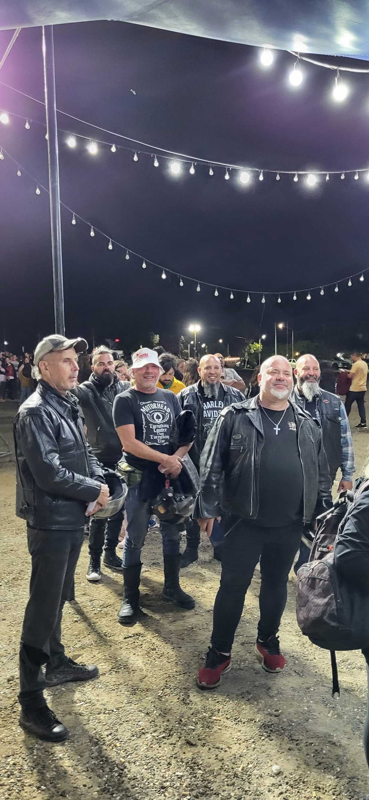 Video | Chizzo, de La Renga, visitó Las Grutas: comió un corderito, fue ...