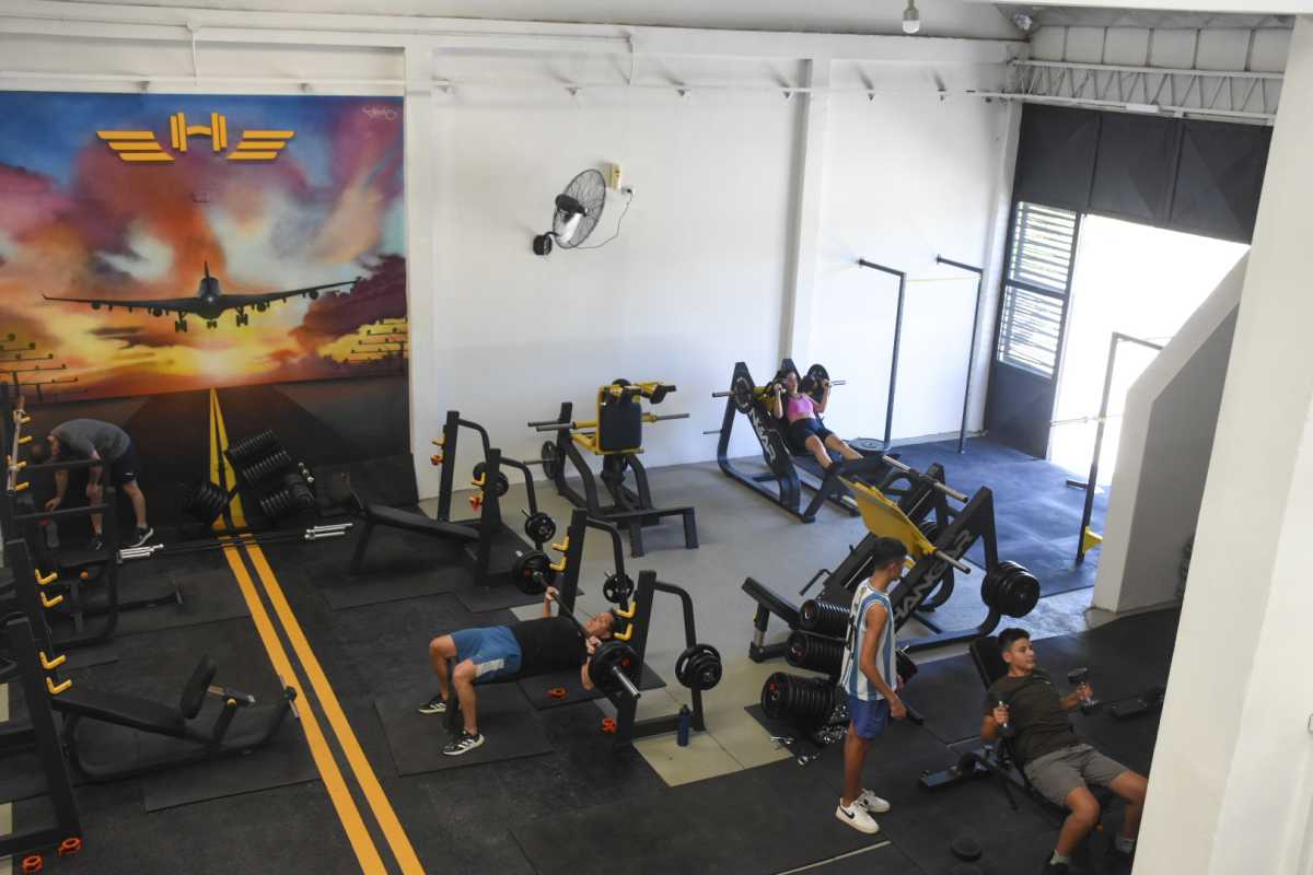 ¿Entrenar en un avión? El primer gimnasio temático inauguró en Roca y ...